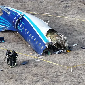 Avião comercial da Embraer cai com 67 passageiros no Cazaquistão ...