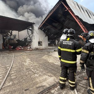 Bombeiros mostram agilidade e eficiência no combate a incêndio no ...