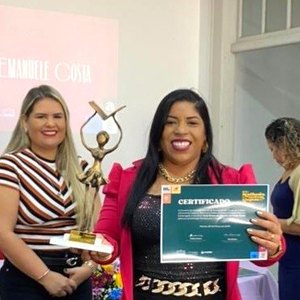 Escritora arapiraquense Carla Emanuele é homenageada no Prêmio Mulheres ...