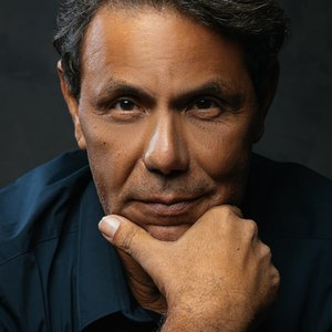 “O Mar Salva Mas Afoga”, de Alexandre Câmara: poesia que resgata ...